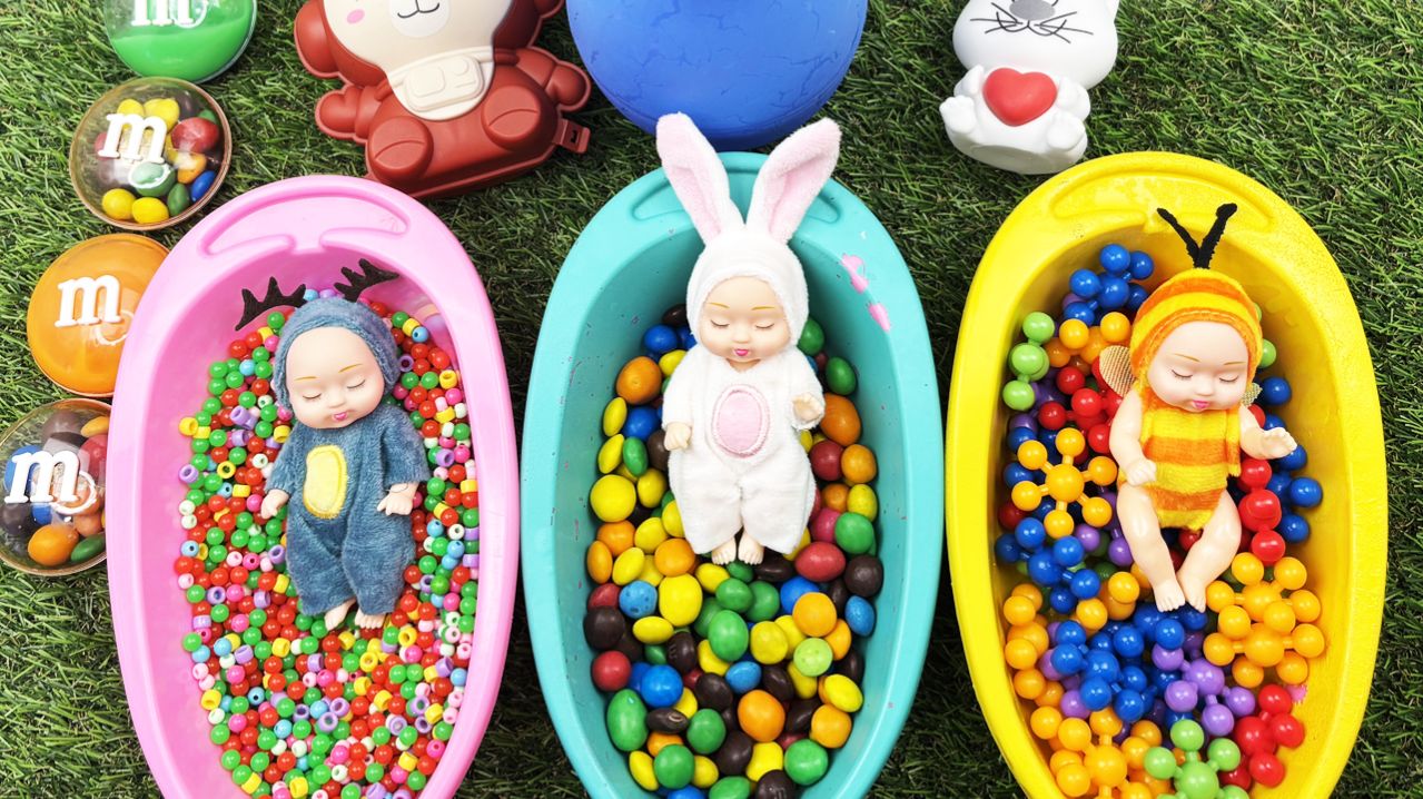 Мультики для девочек про спящих лялек в разноцветных ванночках с бусинками. Мультики малышам