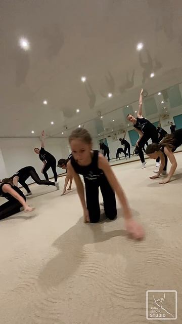 Готовимся к апрельскому концерту студии АС! 🎶 На видео - красотки Средние 2/Главная, 25💛