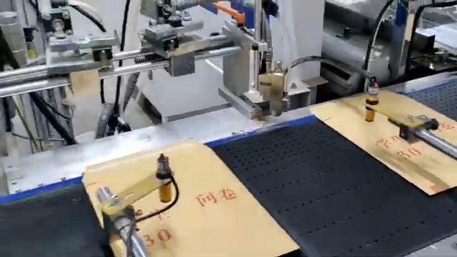 Нанесение клеевого слоя при упаковке в бумажные конверты