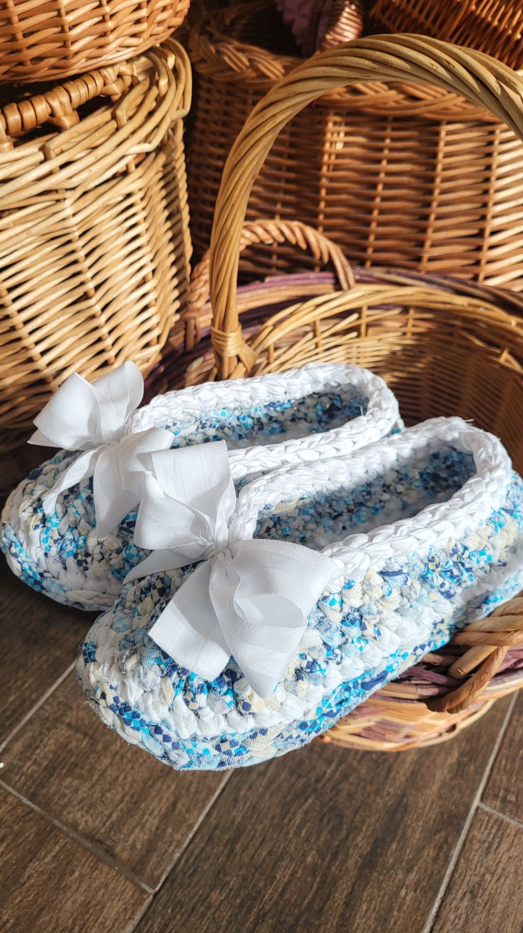 Домашние ТАПОЧКИ КРЮЧКОМ из остатков тканей. МК Как их вязать на канале! #handmade  #тапочкикрючком