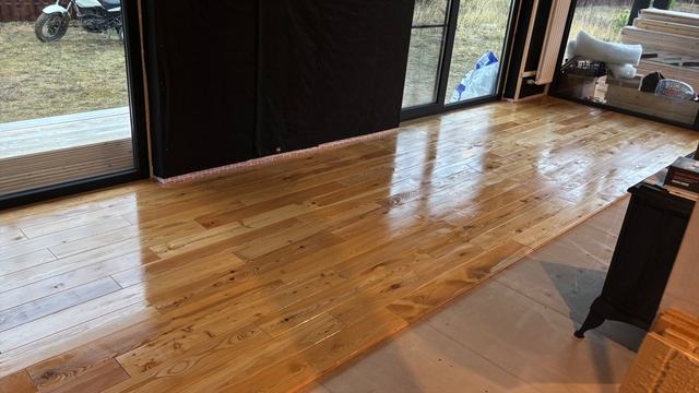 Финишное напольное покрытие из массива лиственницы в каркасном доме