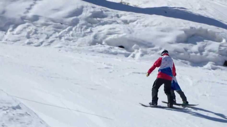 В горах Сочи учат кататься на лыжах и сноуборде детей с ограниченными возможностями здоровья