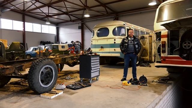 Газ-51 и ЛАЗ 695н. Никаких праздников. Надо успеть к выставке.