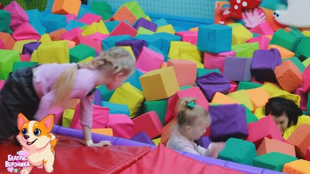 Лайк Крошки веселятся на детской площадке в Краснодаре