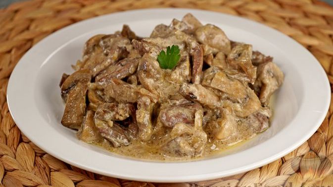 КУРИНЫЕ СЕРДЕЧКИ С ГРИБАМИ В СМЕТАНЕ