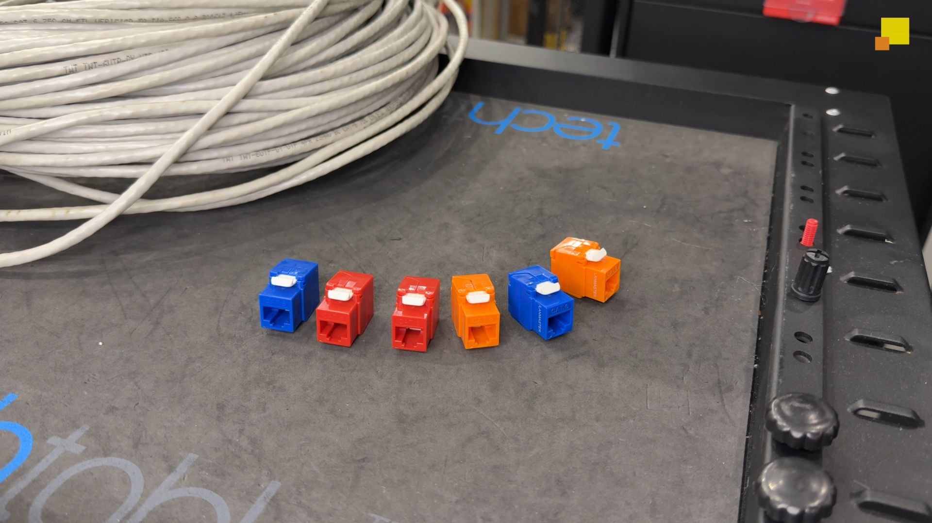 Обзор и монтаж Модуль Keystone ToolLess Rj45, неэкранированный, кат.6 LAN-TK45U6/180N-xx