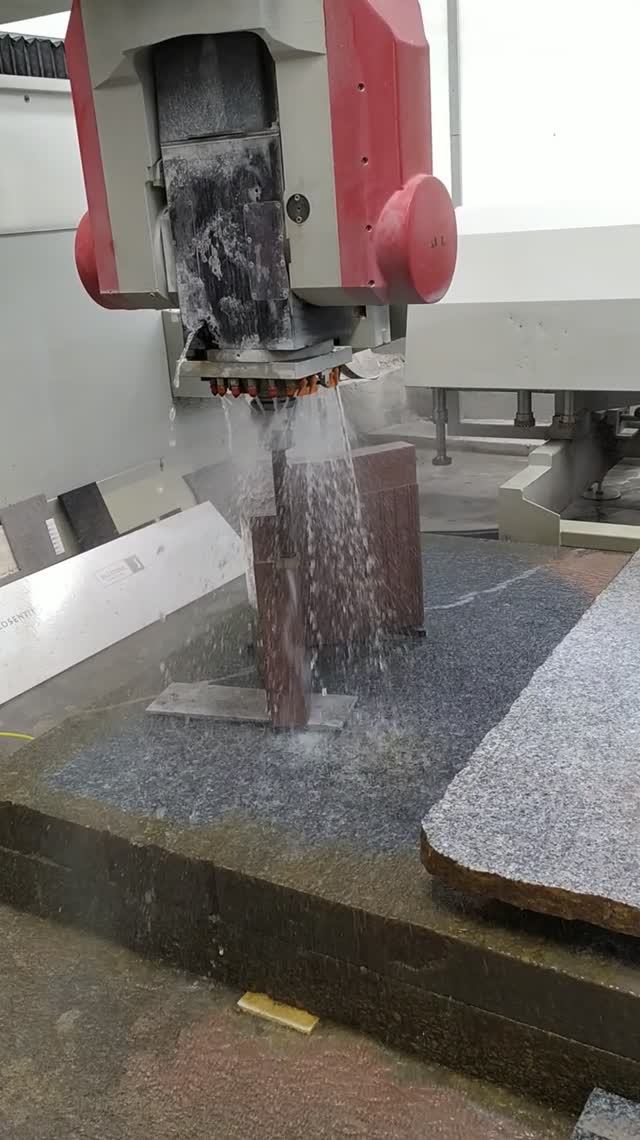 Intermac Master 1200 - шлифовка кромки элемента скамейки из искусственного камня