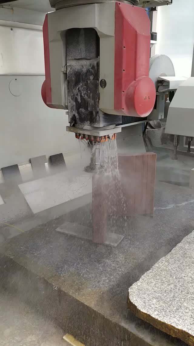 Intermac Master 1200 - шлифовка поверхности элемента скамейки из искусственного камня