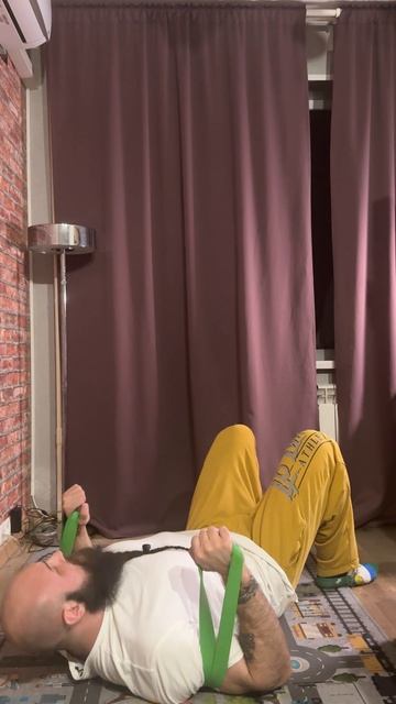 Жим лёжа на полу со жгутом