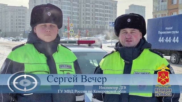 В Кузбассе сотрудники ГИБДД вывели из задымленного помещения человека и помогли устранить пожар