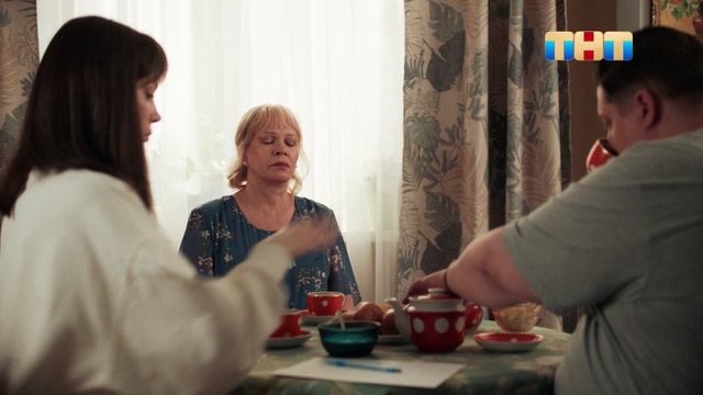 Роман Попов в главной роли комедийного сериала «Большой человек»