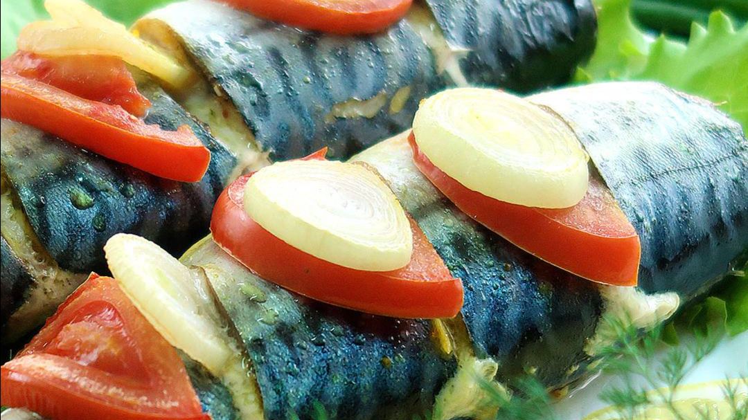 Скумбрия запеченная с овощами в фольге в духовке.