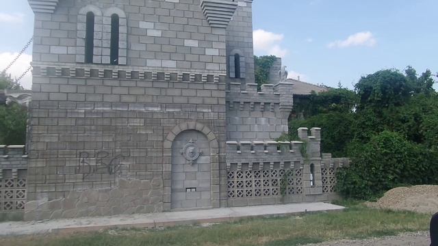 Мини замок в Старокорсунской.