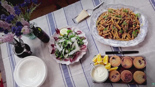 30 мин. Рагу из свинины с пастой пенне. Десерт. ПЕРЕВОД. Джейми Оливер