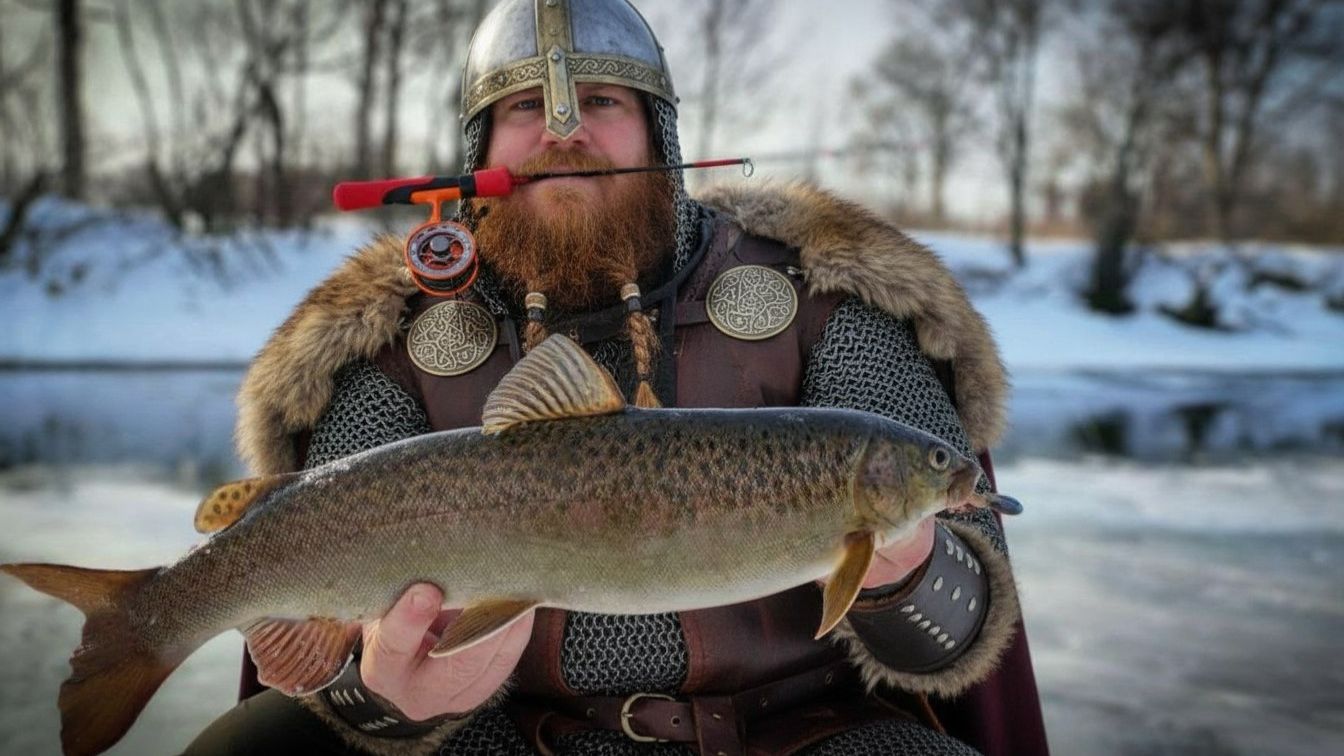 ОПАСНАЯ весенняя рыбалка в тайге. ЛЕНОК на короеда.