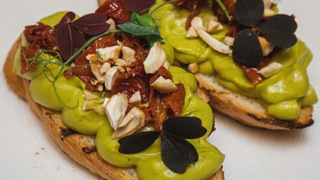 Брускетта с сальсей из авокадо с вялеными помидорами.