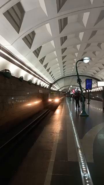 81-740.1 состав будущего прибывает на станцию метро "Славянский Бульвар"