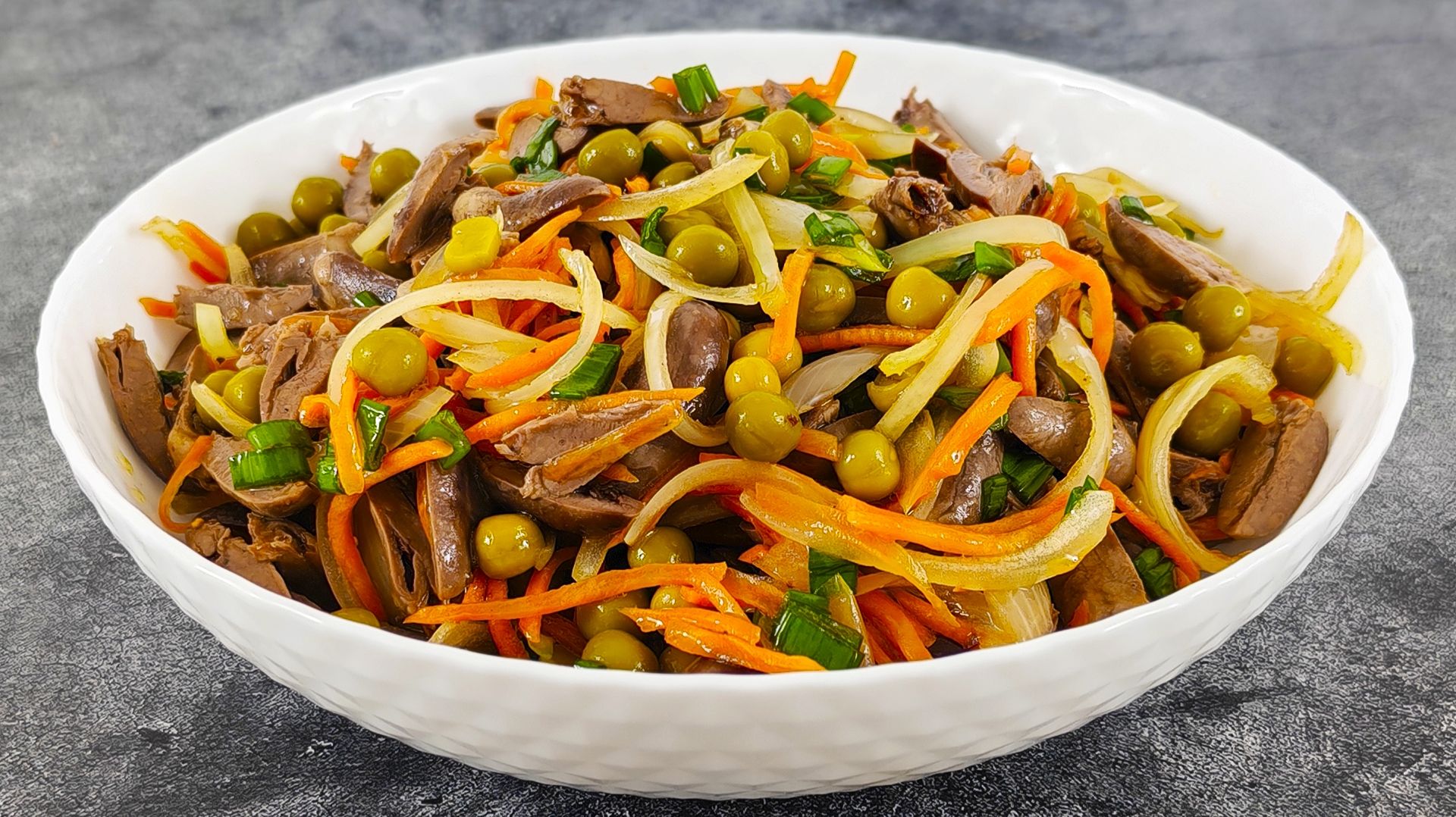 Салат с куриными сердечками. Необычно и очень вкусно