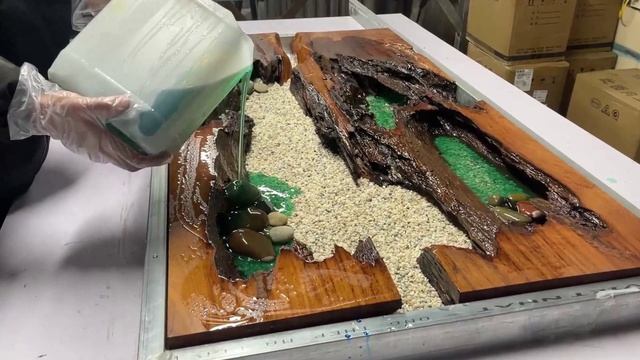 Создайте миниатюрный пруд с карпами кои на деревянном столе покрытом эпоксидной смолой