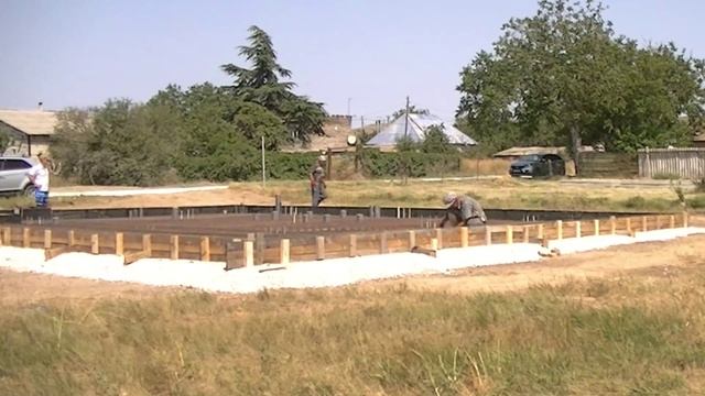 Строительство дома. Вязка арматурного каркаса фундамента. Опалубка.
