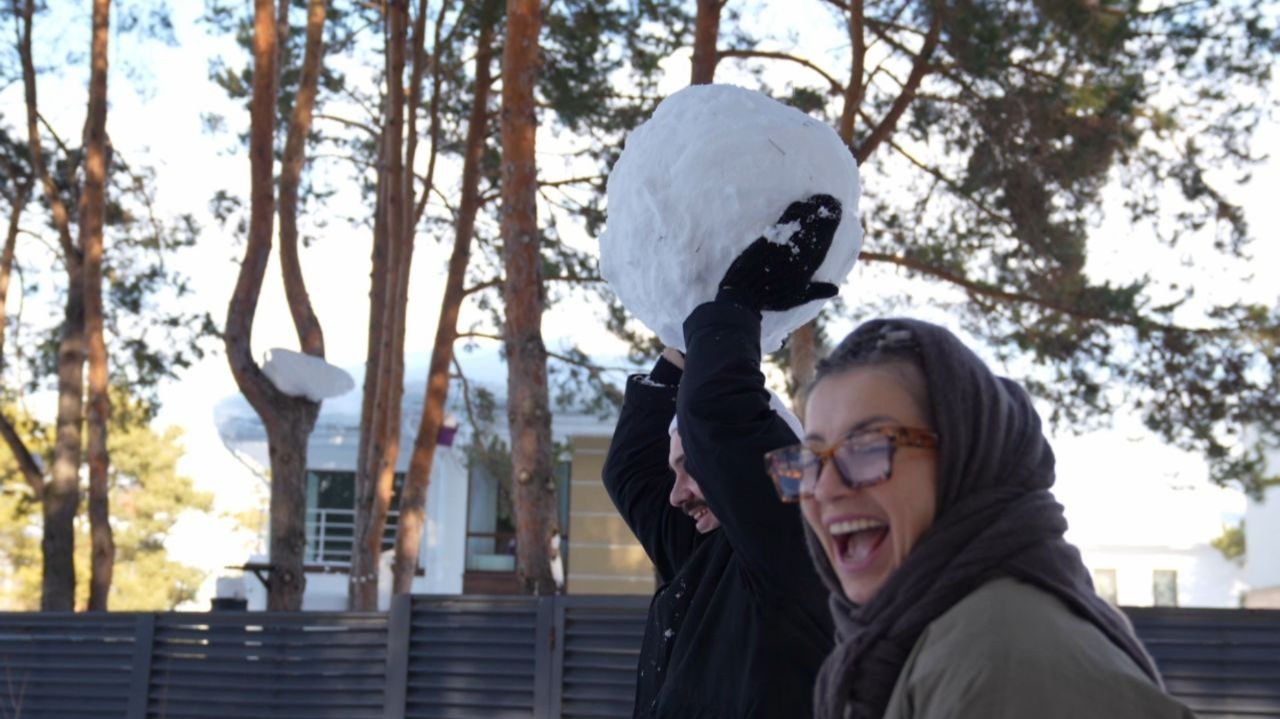 Диляра Вагапова и Раиль Латыпов («Мураками») лепят снеговика
