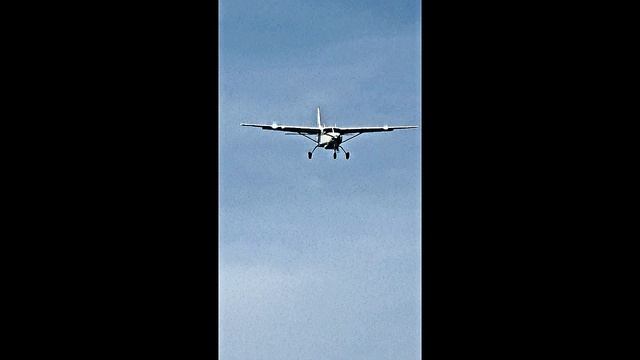 идут на пляж Махо