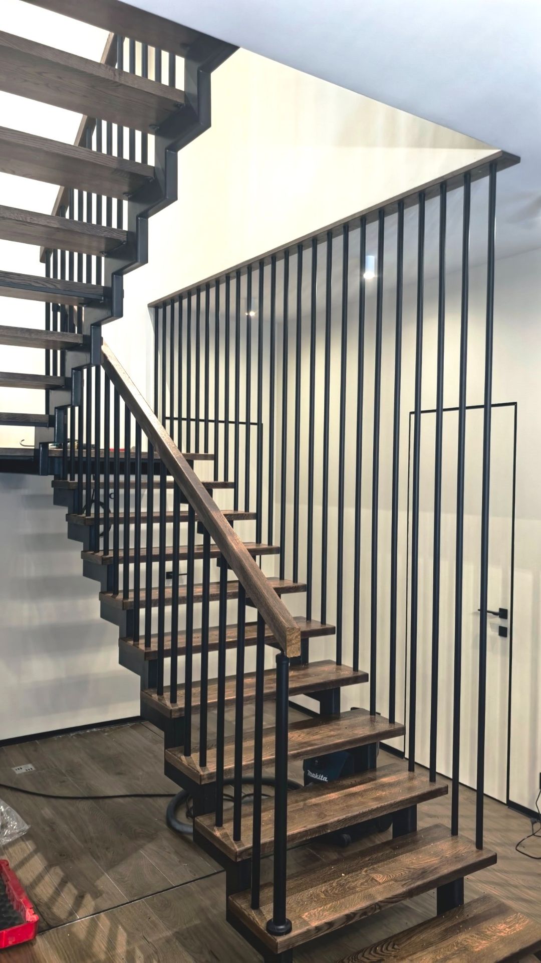 Установили ограждение из трубки д. - 25 мм и поручни из массива дуба!