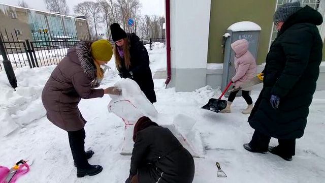 Снежная скульптура "Жеребёнок Хийси"