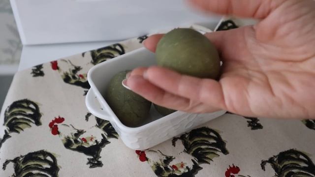 Отварила белые яйца в куркуме и удивилась результату. Жалею, что раньше так не делала