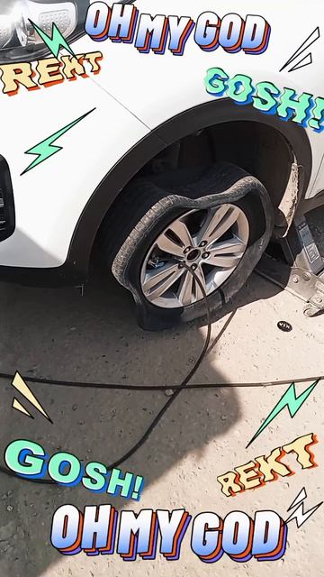 Зеленые колпачки вентилей колес.