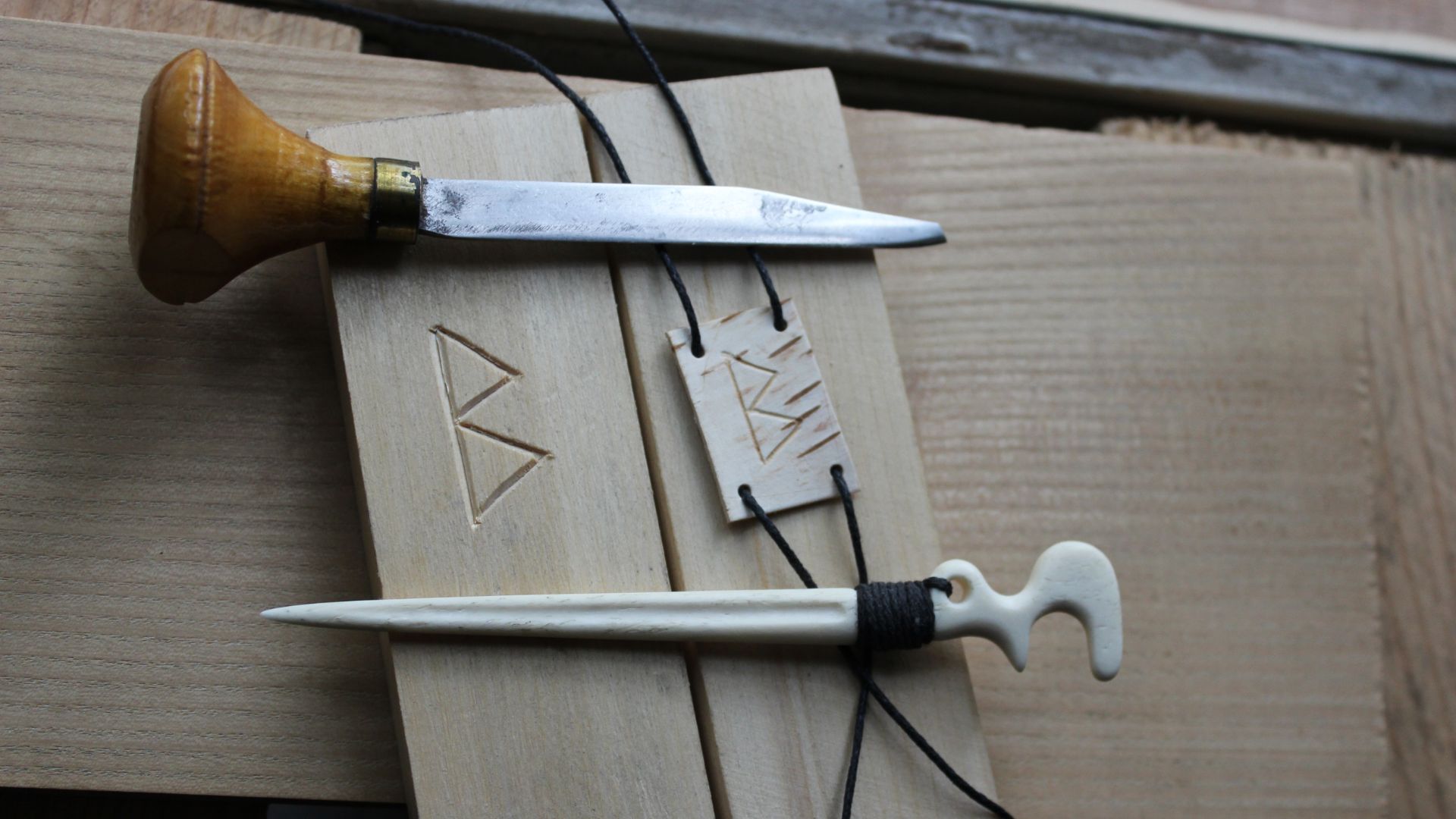 Как писать и резать руны. Пример на бересте и дереве.