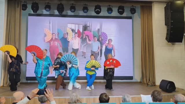 Выступление "Первая часть комплекса "Кунфу с веером". .
