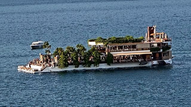 единственный плавучий пляж