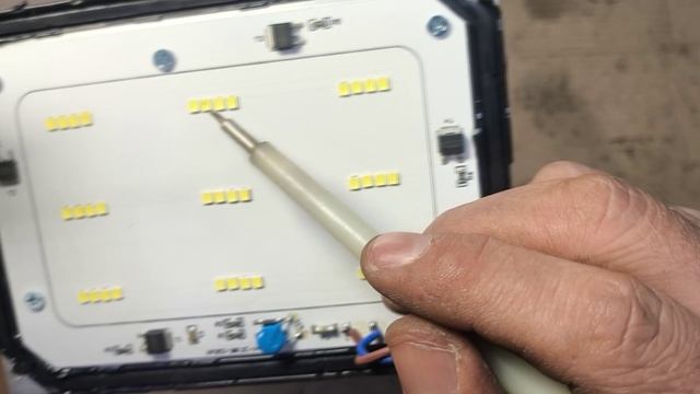 БЫСТРЫЙ РЕМОНТ ПРОЖЕКТОРОВ БЕЗ ВЛОЖЕНИЙ СГОРЕЛ СВЕТОДИОД ЗАМЫКАЕМ ДИОД ПРОВЕРЯЕМ ПРОЖЕКТОР ВРЕМЕННОЕ