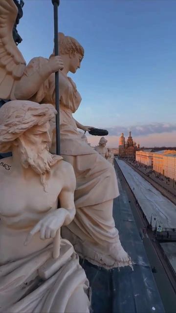 Скульптуры на крышах зданий Санкт-Петербург — это изящный архитектурный декор