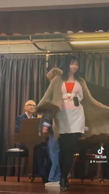 Когда репетиция в разгаре, некоторые артисты уже в ударе! 🙈🤣 @natalie.mitz