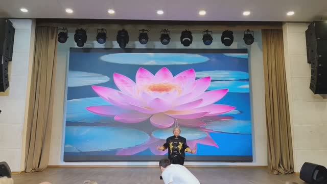 Наталья Максимова с номером "Белая обезьяна, приносящая плоды императору".