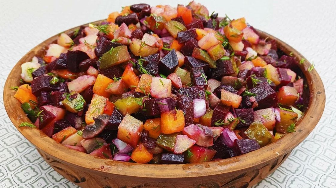 Винегрет из овощей и маринадом.