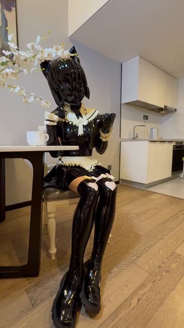 Кигуруми-кукла в латексном платье горничной встречает хозяина.) #latex #kigurumi #kigurumimask #maid