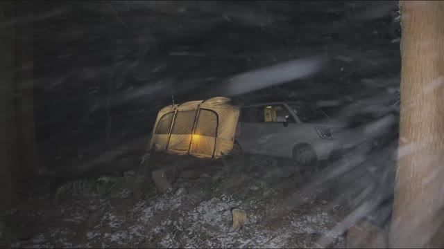 Ночь в 6-метровой туннельной палатке при сильном ветре и сильном снегопаде