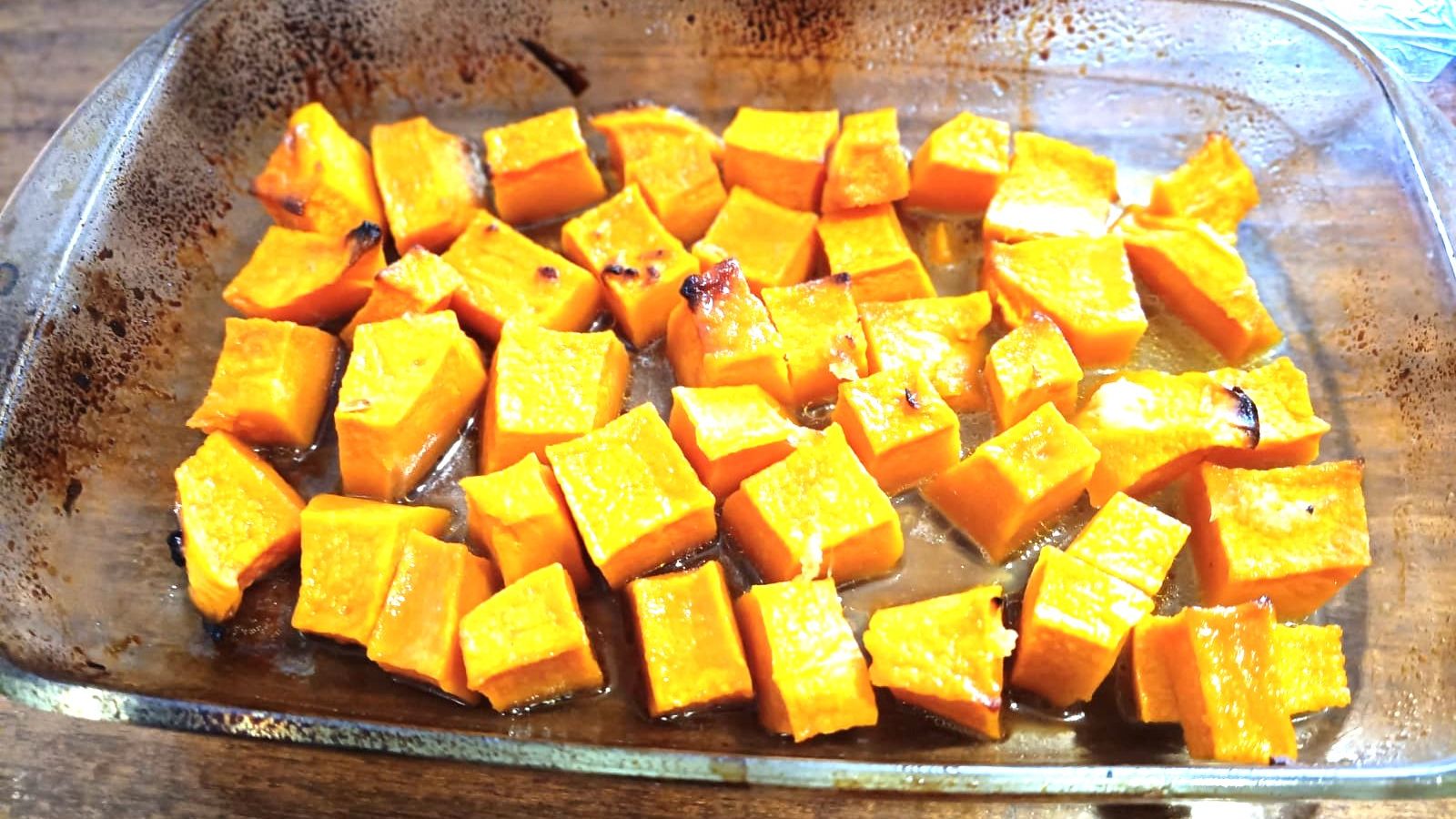 Сладкая тыква запеченная в духовке кусочками с яблоком - рецепт