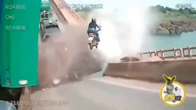 РУХНУЛ МОСТ.