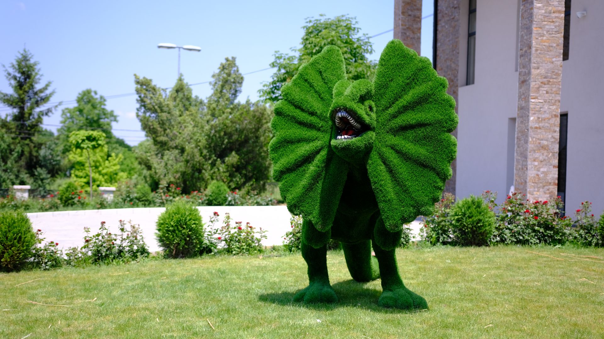 Динозавр "Дифлозавр" из искуственной топиарной травы