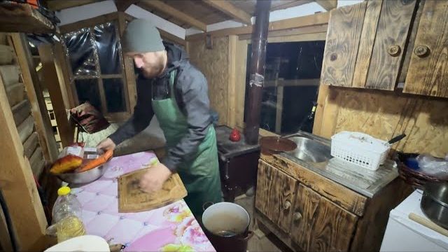 Мужчина живёт в своём маленьком доме, где животные — его семья.