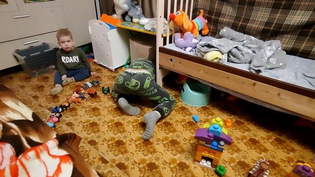 Домашние игры Лёвы и Мирона. Мироше 2,2 года. Конец февраля.