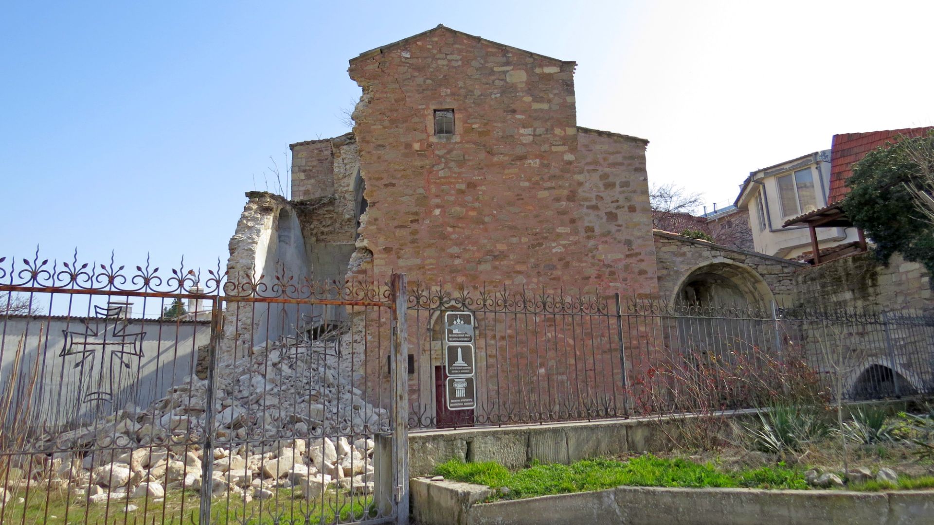 Разрушение армянского храма архангелов Гавриила и Михаила в Феодосии.