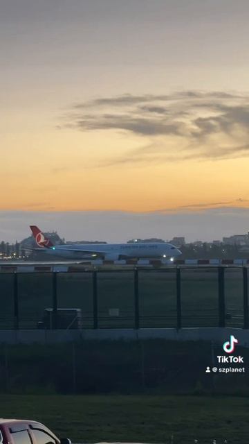 Вечеринка самолетов в Сиднейском аэропорту. Закатные виды