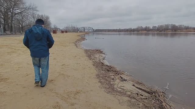 Меня сняли на видео как я ищу рыбу