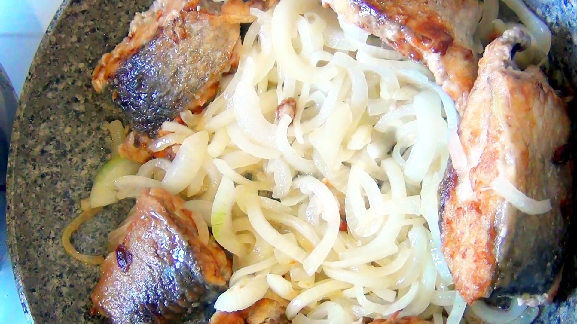 Рыба жареная с луком на сковороде - рецепт