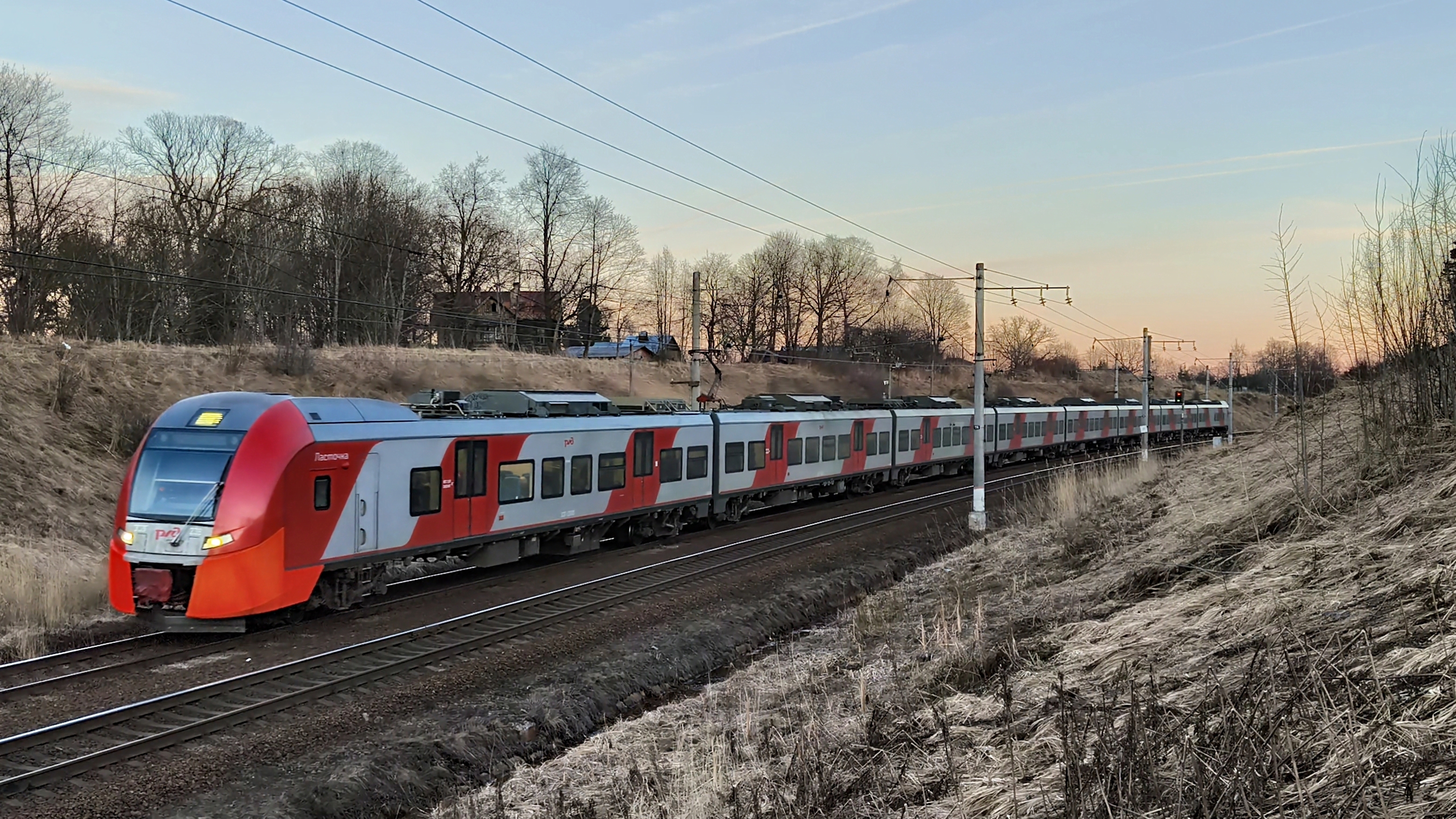 ЭС2Г 239 "Ласточка" сообщением Санкт-Петербург - Лебяжье прибывает на станцию Ораниенбаум 1